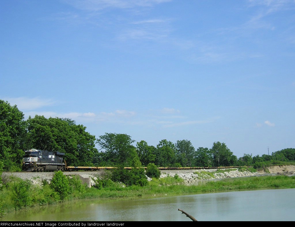 NS 7533 On NS 282 Westbound